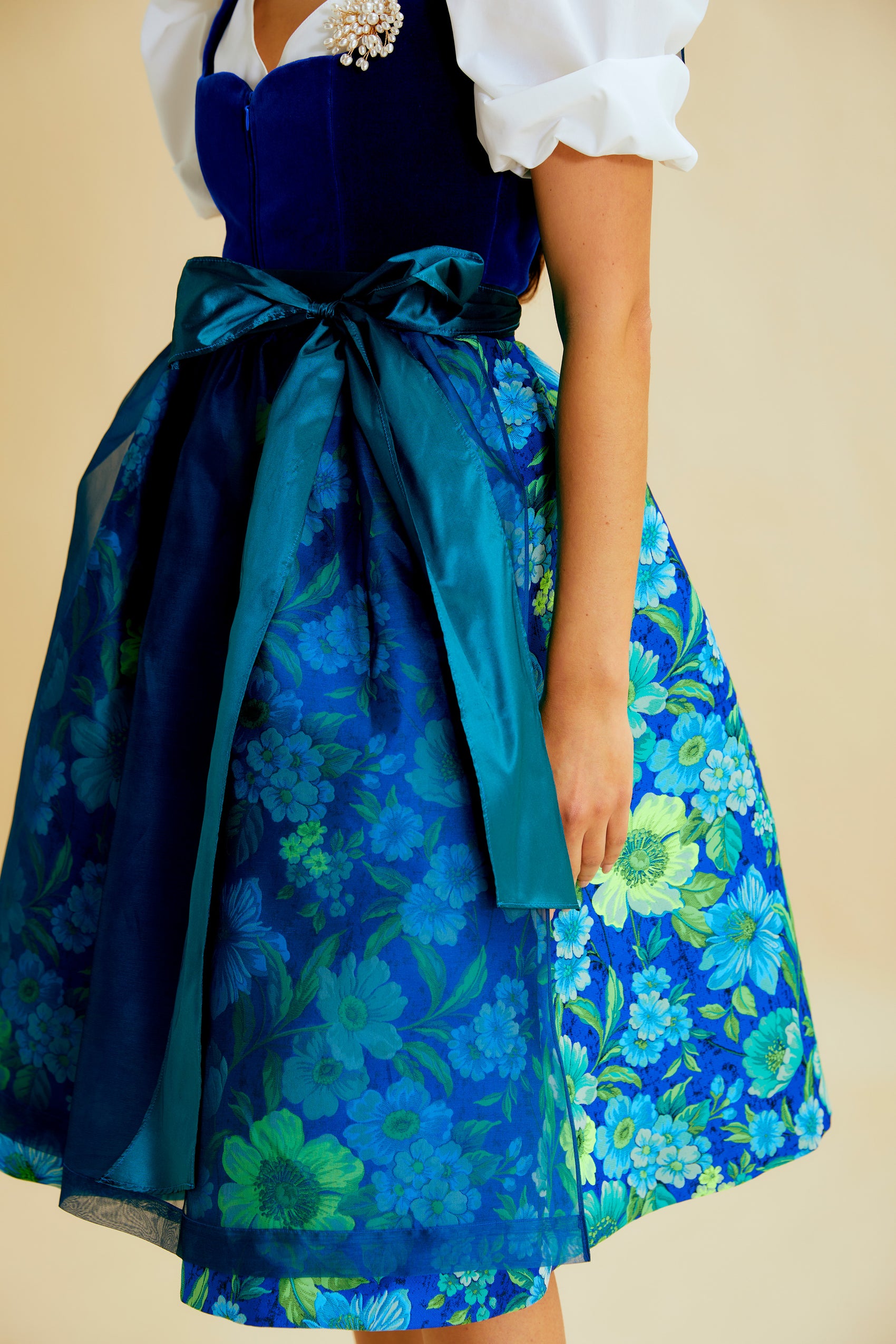 Wonderland Glimmer - Dirndl aus Samt und Seide in blau